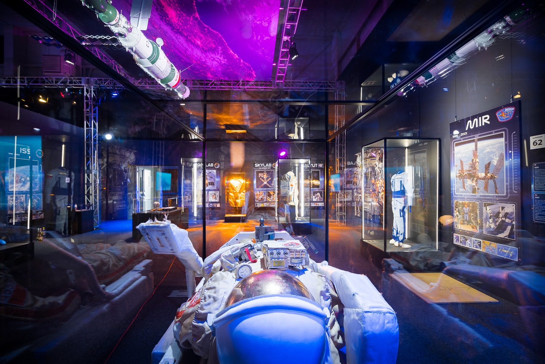 COSMOS DISCOVERY - Teo, All about touring exhibitions